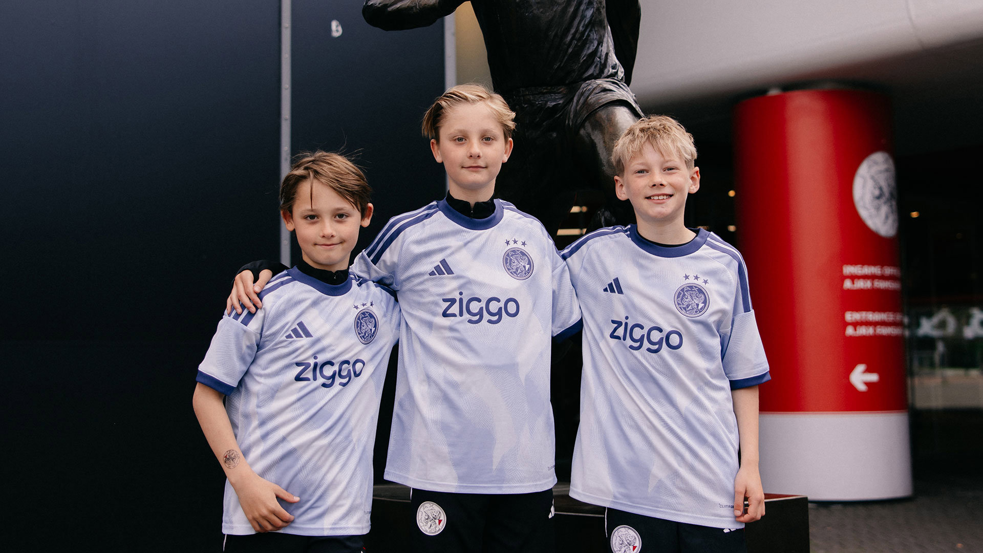 Nieuw derde tenue blikvanger in Ajax Fanshop bij Johan Cruijff ArenA
