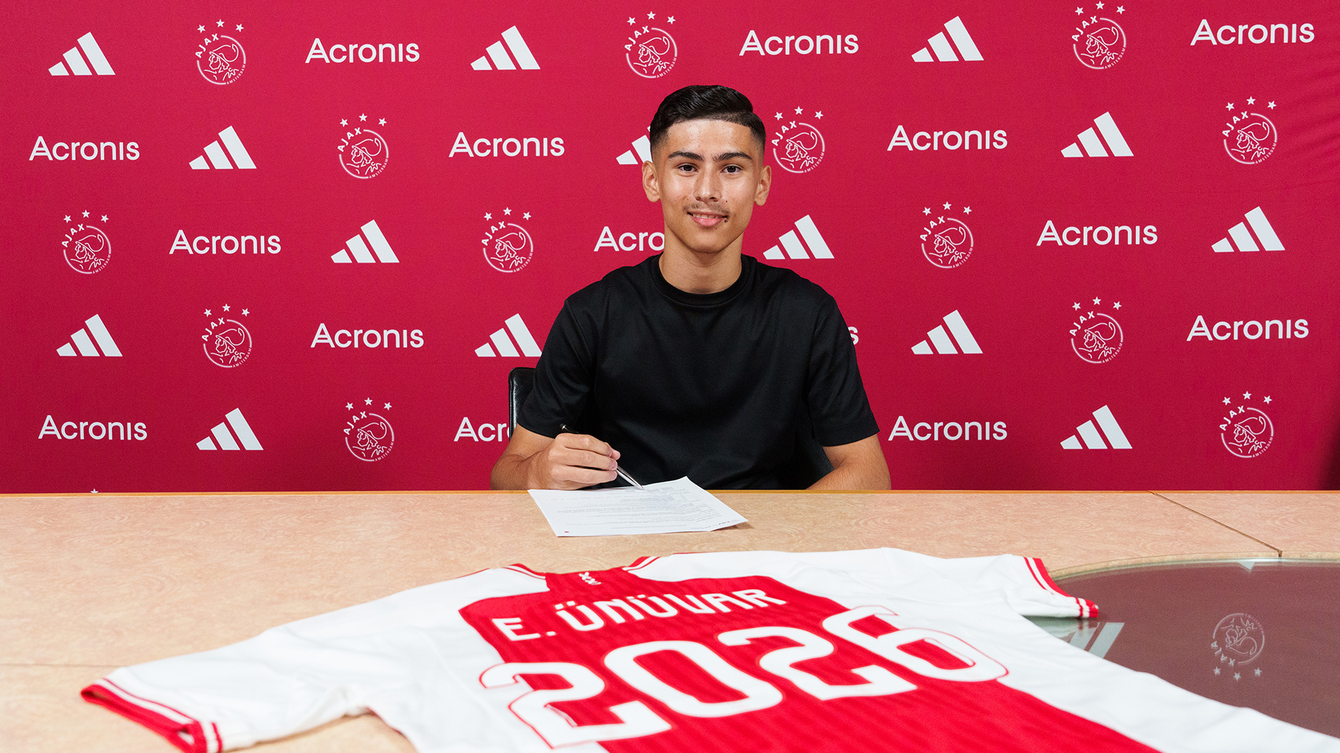 Ajax contracteert Emre Ünüvar