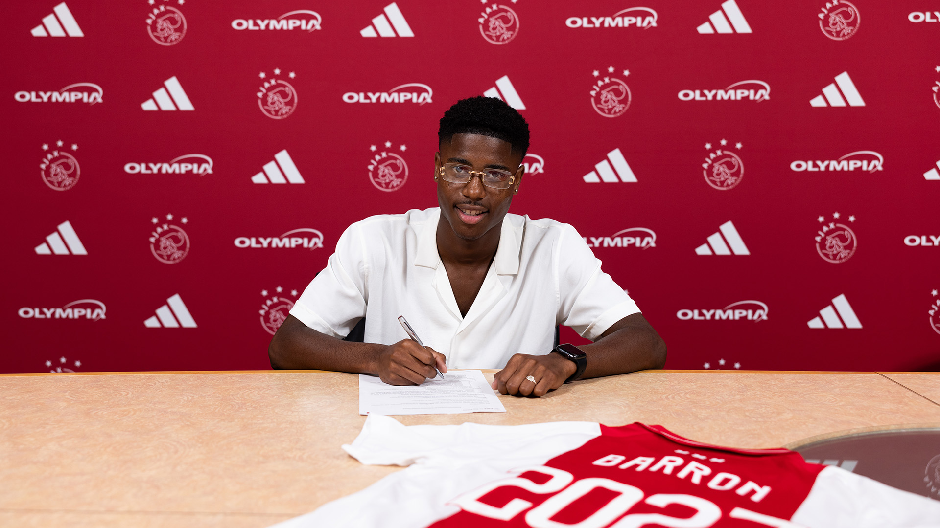 Ajax contracteert Eternal Barron