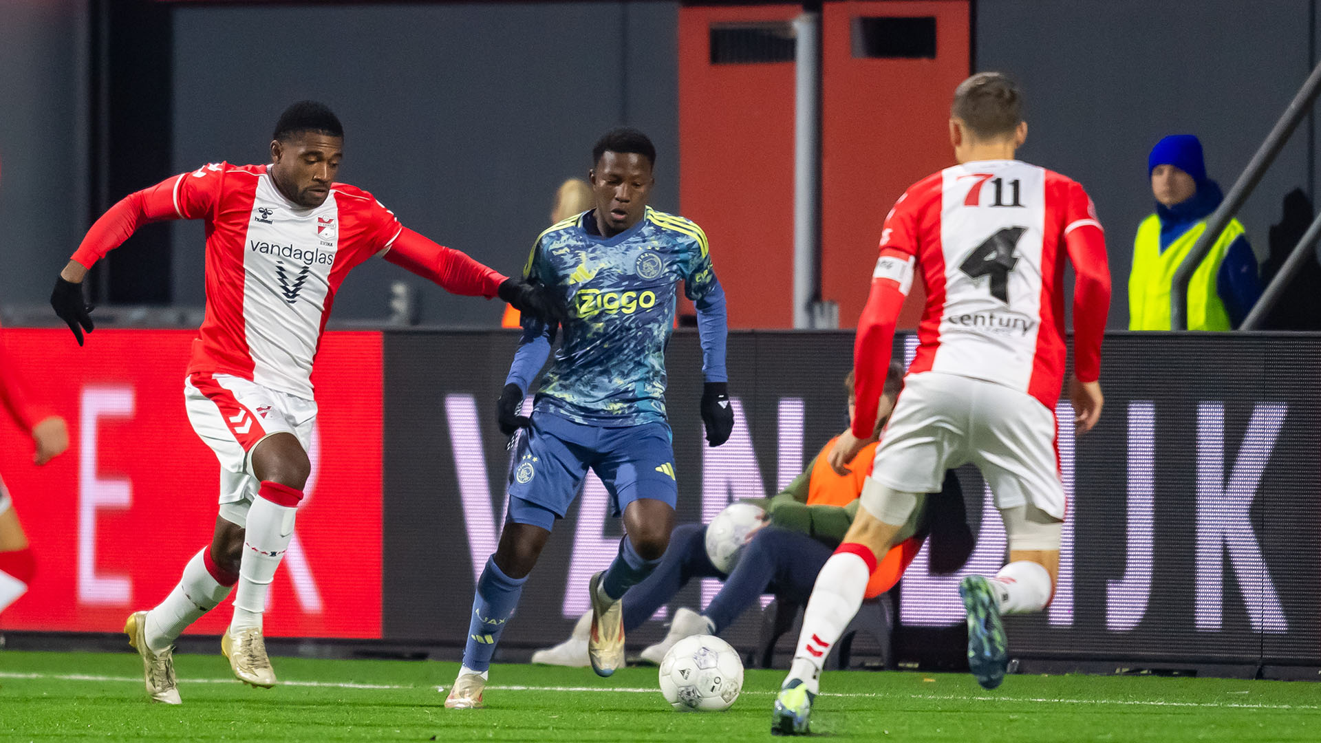 Jong Ajax geeft voorsprong uit handen en verliest in Emmen