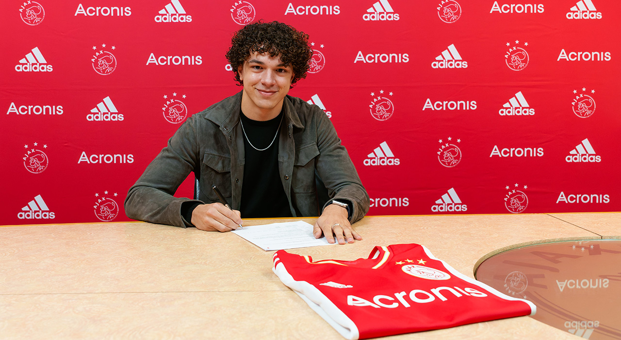 Ajax contracteert Skye Vink