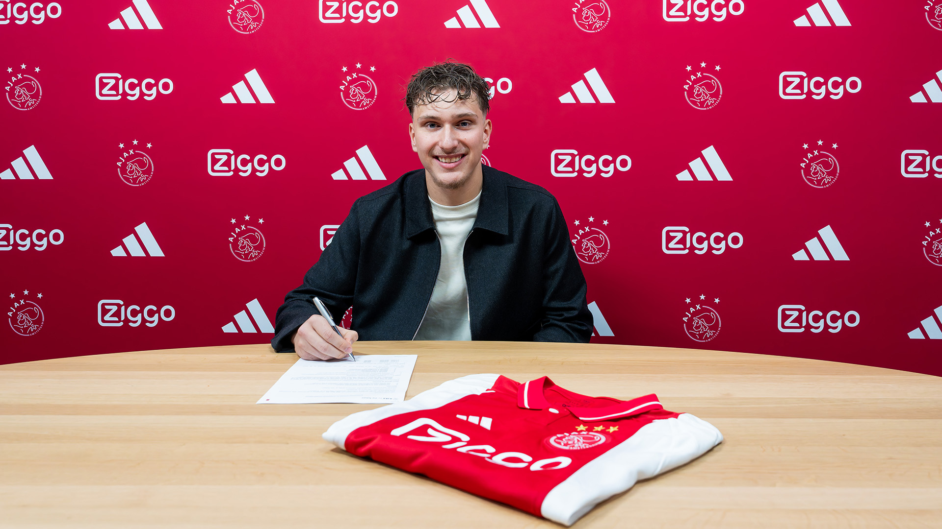 Mika Godts extends contract