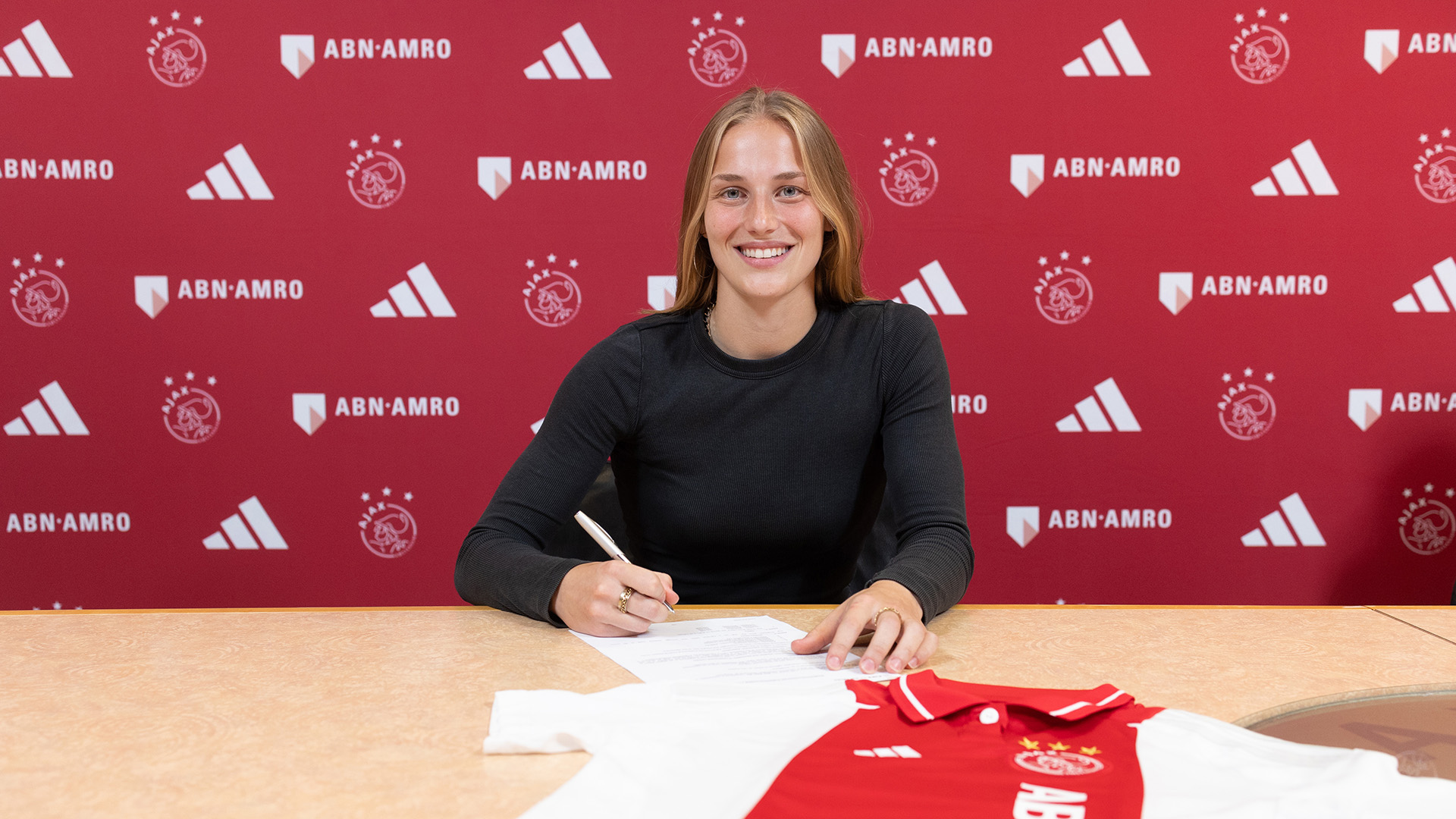 Van Eijk verlengt met drie jaar bij de Ajax Vrouwen