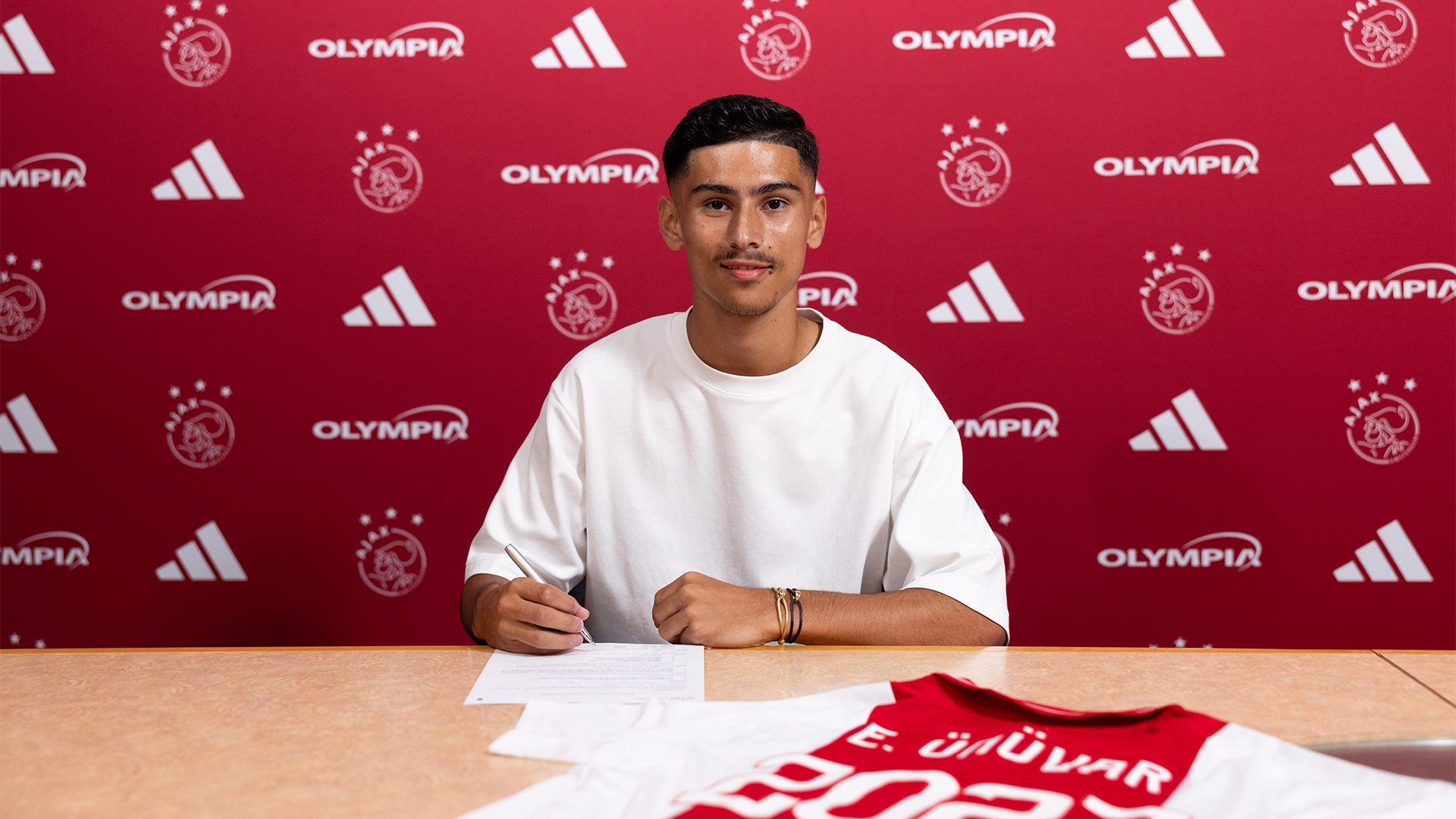 Ajax verlengt contract Emre Ünüvar