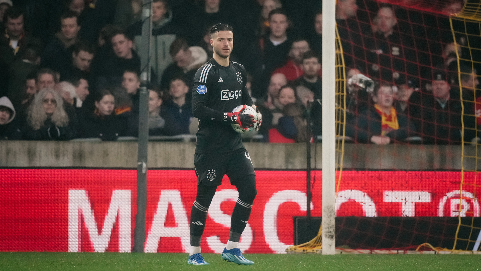 Clip | Diant Ramaj blinkt uit in Deventer