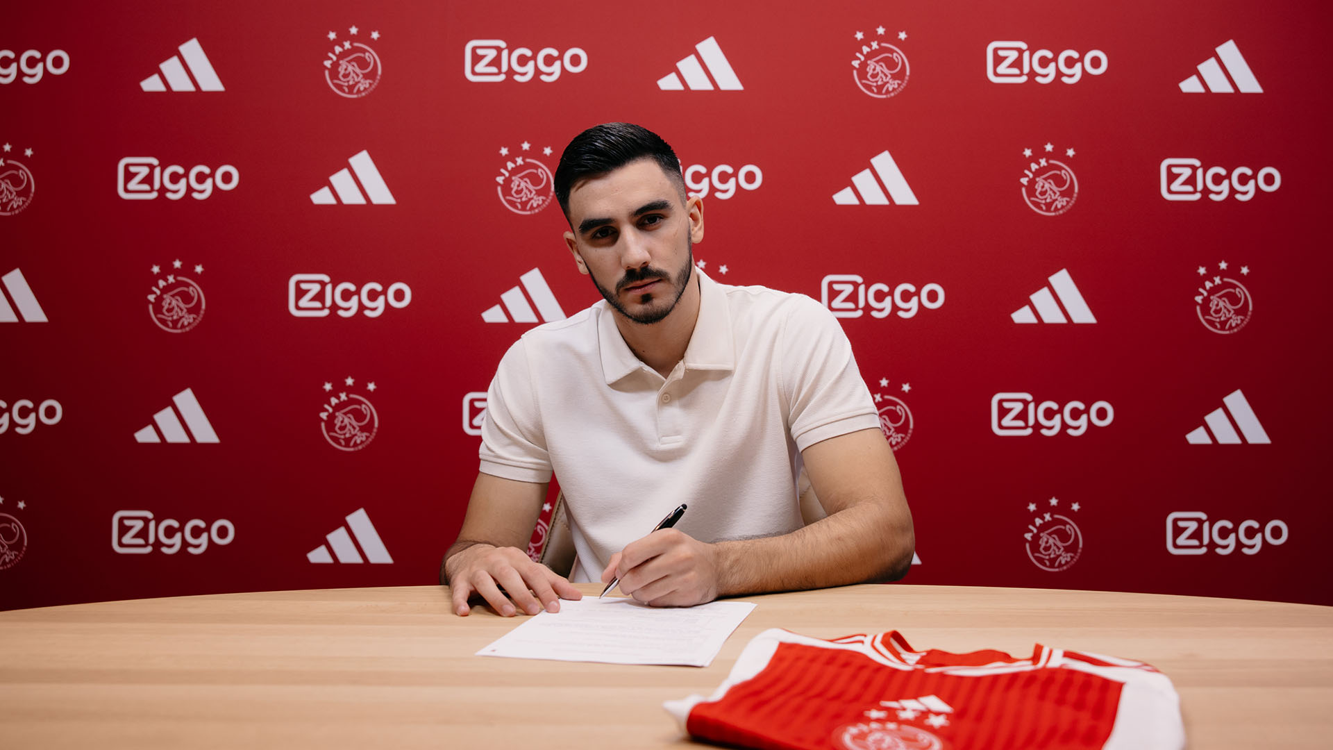 Ajax rondt transfer Šutalo af