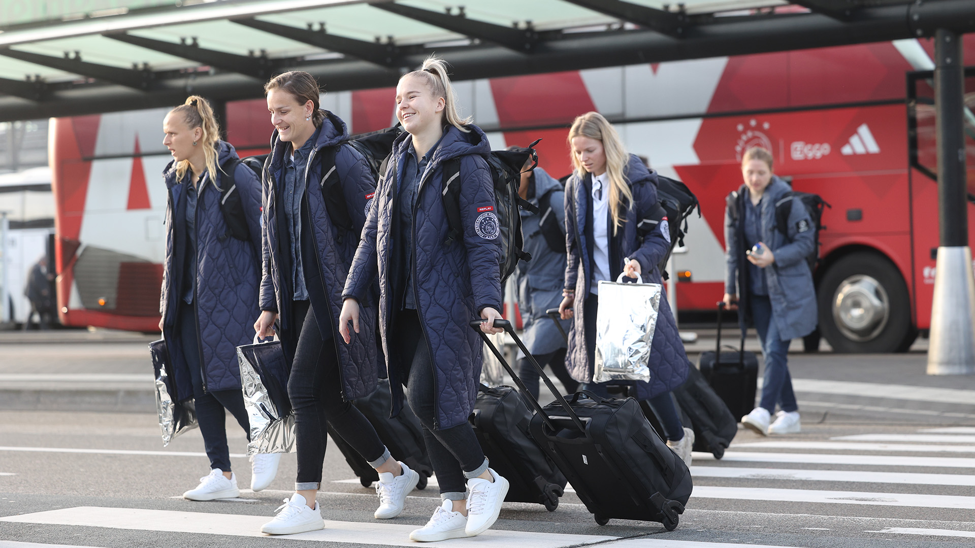 Ajax Vrouwen met 22 spelers naar Parijs voor Europees uitduel