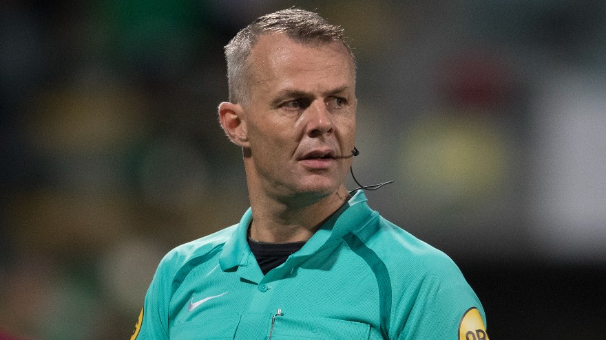 Afzwaaiende Kuipers fluit duel om Johan Cruijff Schaal Afzwaaiende Kuipers fluit duel om Johan Cruijff Schaal