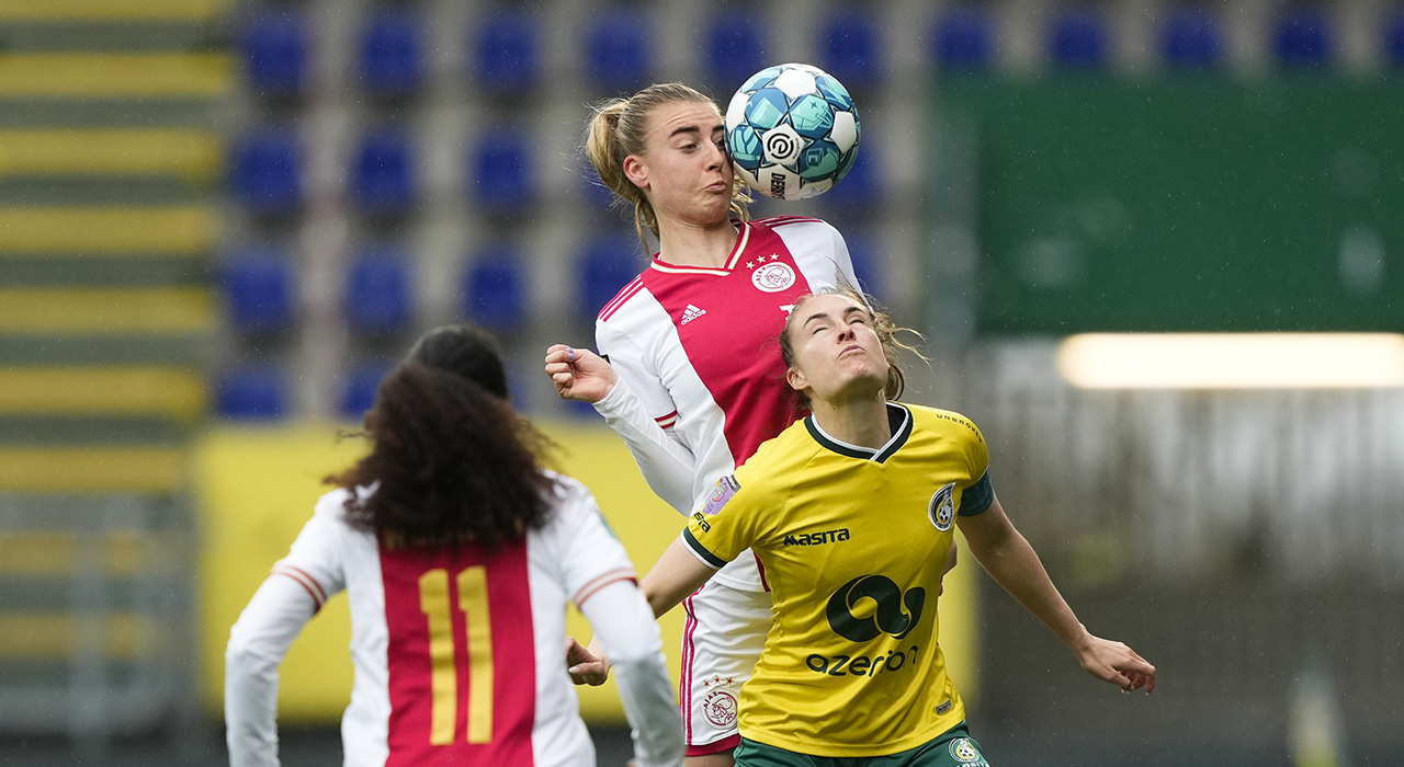 Verslag | Leuchter bezorgt Ajax Vrouwen belangrijke zege in Sittard