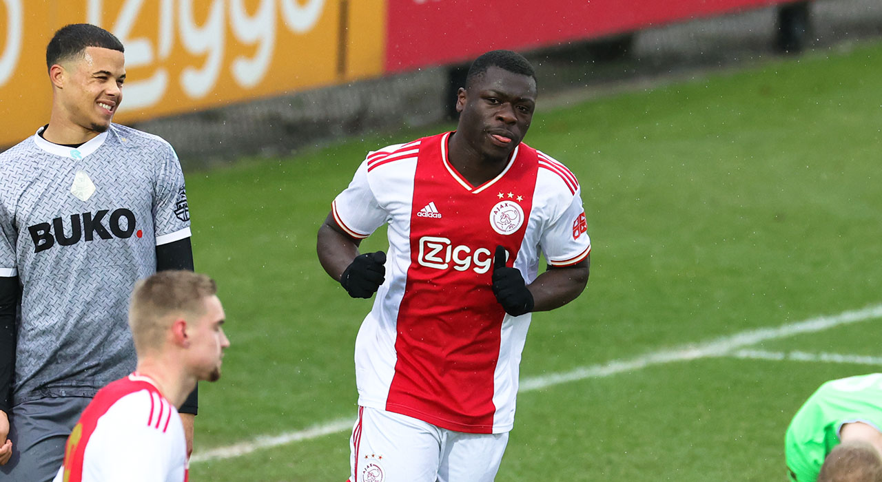 Highlights Ajax – Telstar | Hattrick van Brobbey tijdens oefenzege