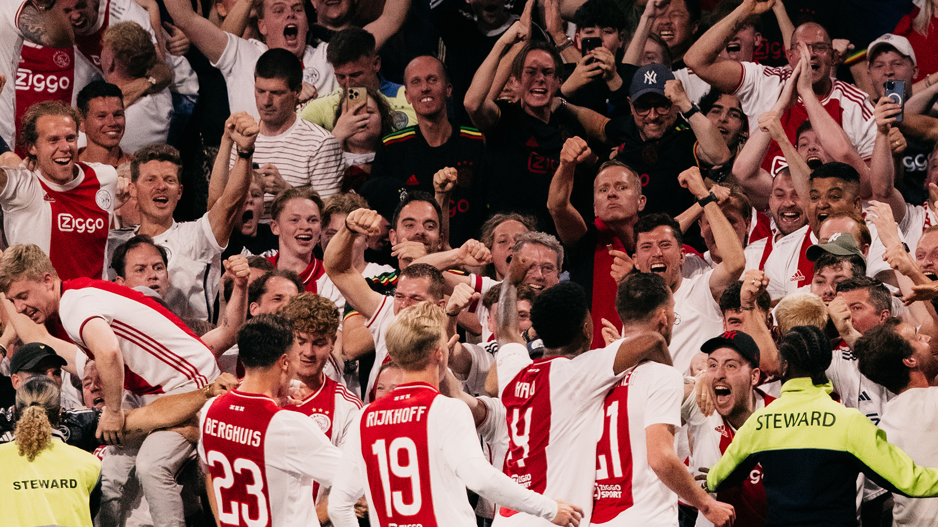 Ajax-spelers en fans in sfeervolle ArenA samen naar eerste zege