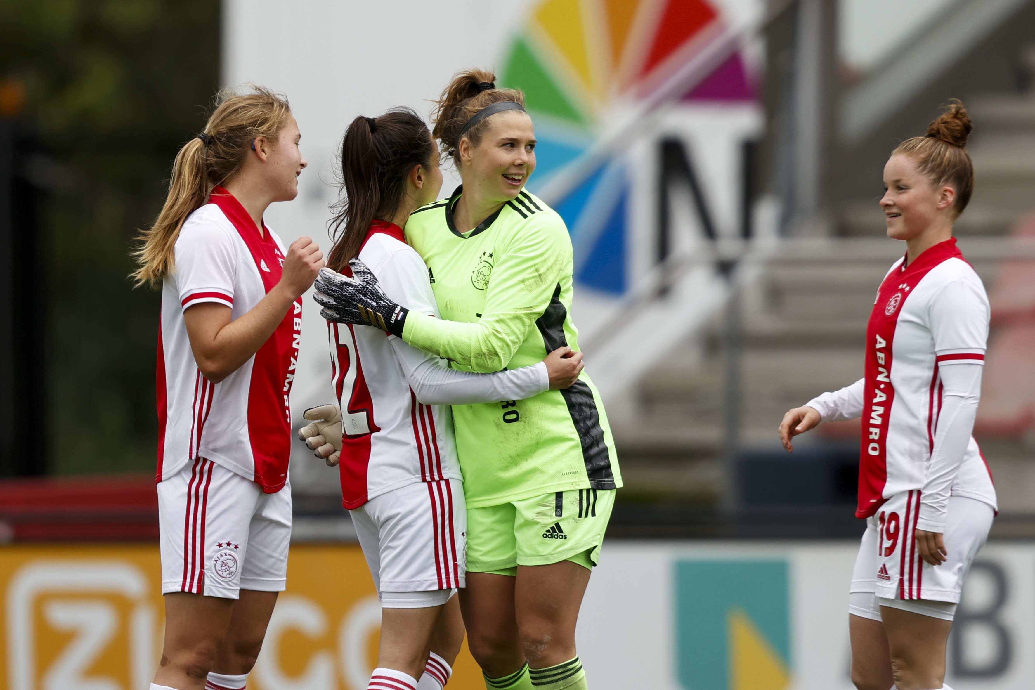 Ajax Vrouwen winnen topper tegen PSV Ajax Vrouwen winnen topper tegen PSV