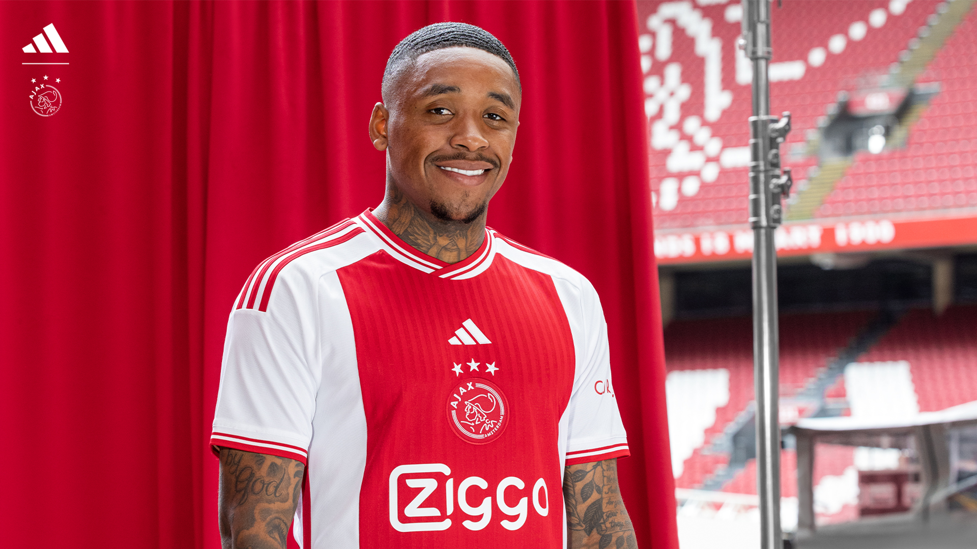 Thuistenue 2023/2024: Ajax-logo op oorspronkelijke positie