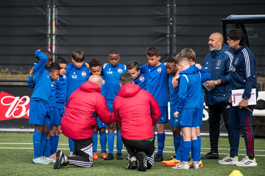 Succesvolle slotbijeenkomst van Ajax Opleidingen, deelnemers krijgen certificaten uitgereikt
