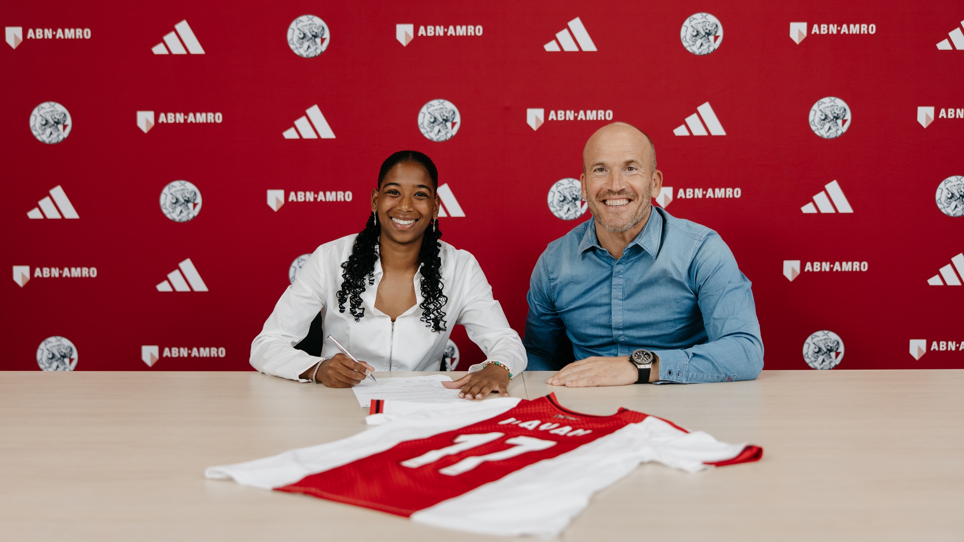 Ajax contracteert Ilayah Dostmohamed